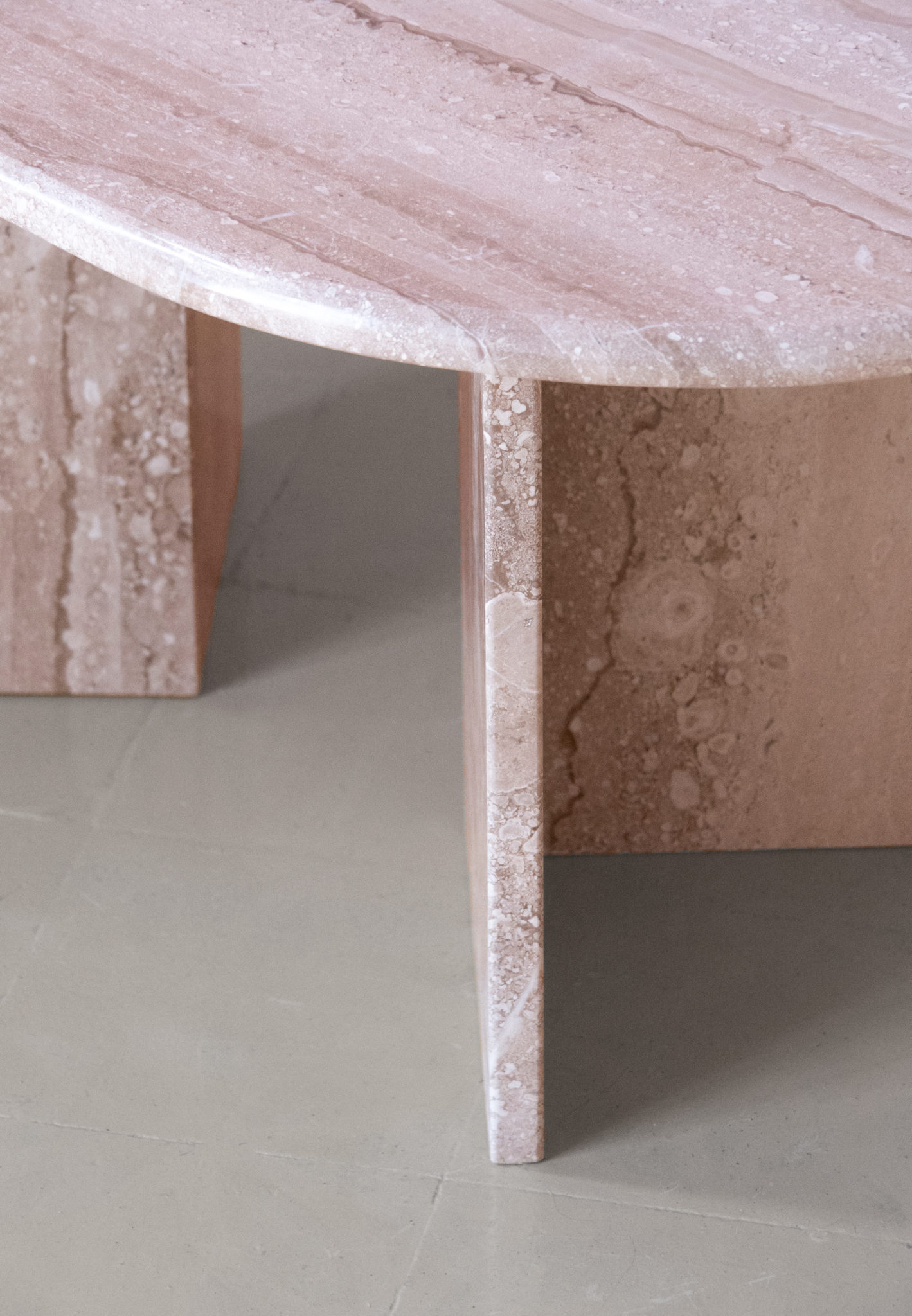 ROMO Oval Coffee Table — Les Eines